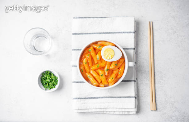 Tteokbokki. Traditional korean rice sticks in hot spicy sauce 이미지 ...