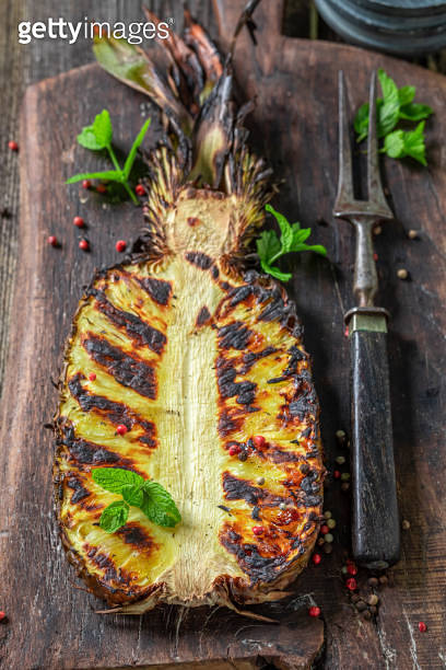 Burned pineapple with red pepper and mint. (1709620279) - 게티이미지뱅크