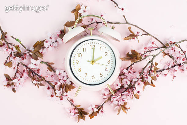 Alarm clock with cherry blossoms, switch to daylight saving time in ...