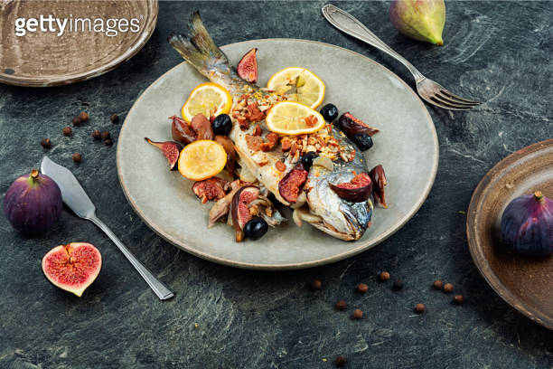 Delicious dorado fish baked with figs. 이미지 (1748077158) - 게티이미지뱅크