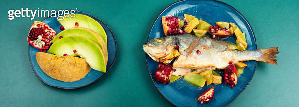 Dorado fish cooked with fruits, dieting eating. 이미지 (1499489841) - 게티이미지뱅크