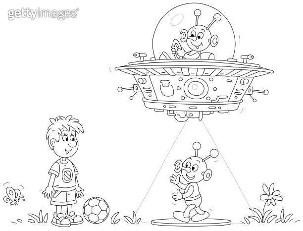Surprised little boy and funny aliens in a flying saucer 이미지 ...