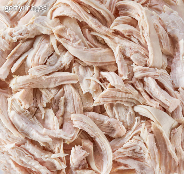 Boiled shredded chicken textured, close up. 이미지 (1739039171) - 게티이미지뱅크