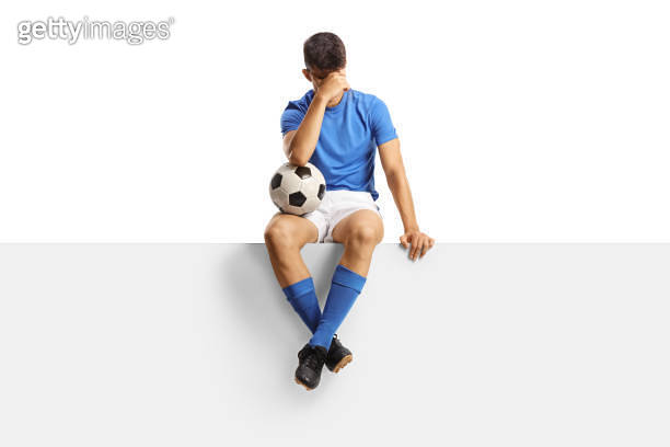 Disappointed football player sitting on a blank panel 이미지 (1656423947 ...