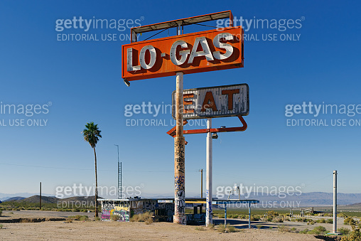 Gas and Food Run Down Road Sign 이미지 (1783015505) - 게티이미지뱅크
