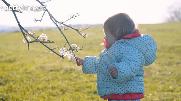 Gen Alpha baby girl becomes a nature lover. First steps. 이미지 ...