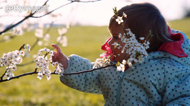 Gen Alpha baby girl becomes a nature lover. First steps. 이미지 ...