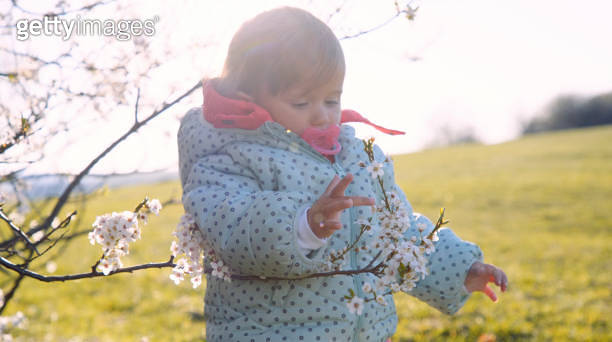 Gen Alpha baby girl becomes a nature lover. First steps. 이미지 ...