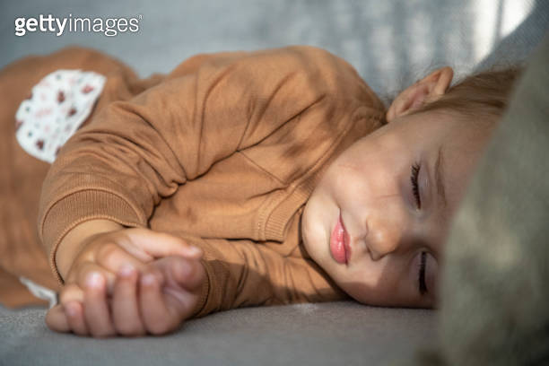 Girl sleeping on the couch. Day nap, close up. 이미지 (1488272104) - 게티이미지뱅크
