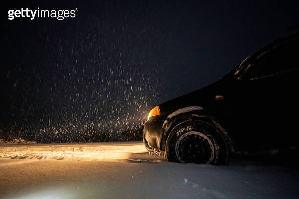 Winter car breakdown at night. copy space 이미지 (1717652403) - 게티이미지뱅크