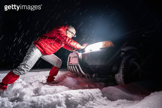Winter car breakdown at night. copy space 이미지 (1717652405) - 게티이미지뱅크