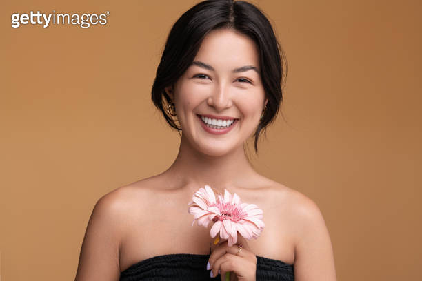 Merry Asian female model with gerbera 이미지 (1477641454) - 게티이미지뱅크
