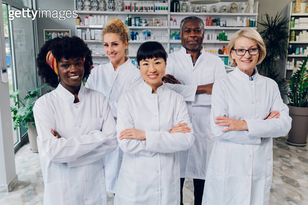 A team of experts in the lab coats are standing in an apothecary. 이미지 ...