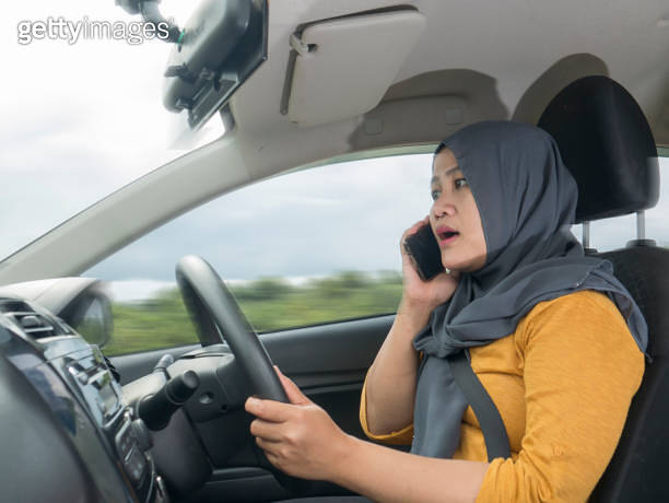 Female Driver Making a Call While Driving a Car 이미지 (1479258094) - 게티이미지뱅크