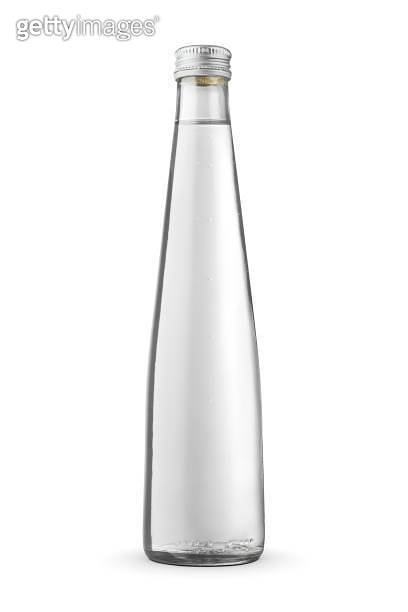 Glass bottle of water isolated on a white. 이미지 (1479841231) - 게티이미지뱅크