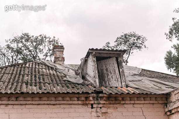 A crumbling old house. Collapsing wall and roof. 이미지 (1821892326) - 게티이미지뱅크