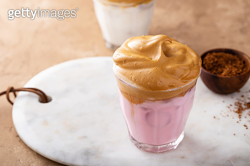 Strawberry dalgona whipped coffee in a glass with ice (1456907506) - 게티 ...