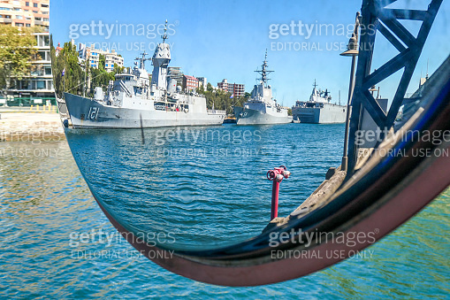 Navy Ships Mirror Reflection 이미지 (1470672859) - 게티이미지뱅크