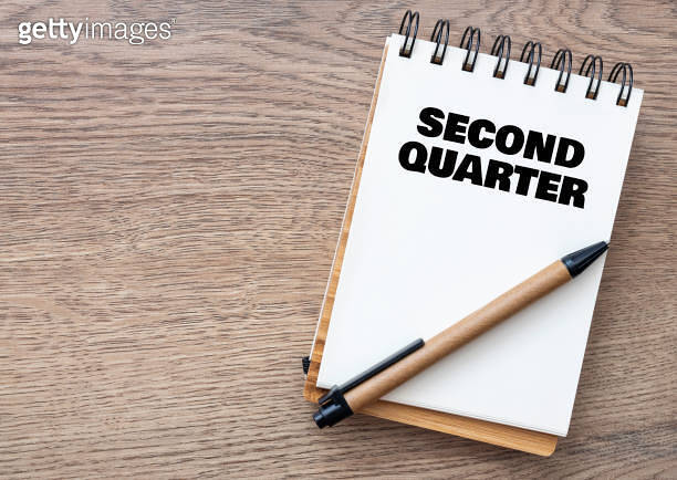 SECOND QUARTER words in an office notebook. 이미지 (1728320529) - 게티이미지뱅크