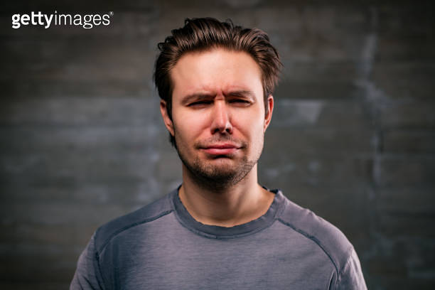 Young handsome man crying portrait 이미지 (1621534433) - 게티이미지뱅크