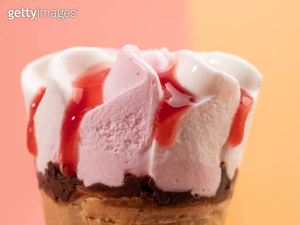 Strawberry Ice Cream In Waffle Cups 이미지 1693771860 게티이미지뱅크