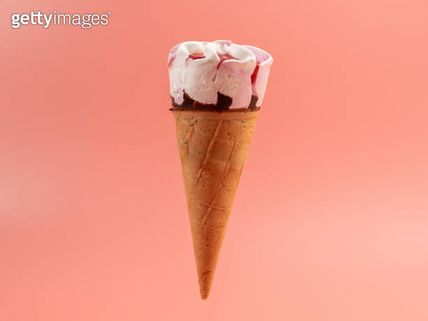 Strawberry Ice Cream In Waffle Cups 이미지 1576401418 게티이미지뱅크