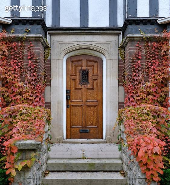 Front of old ivy covered house with elegant wood grain door 이미지 ...