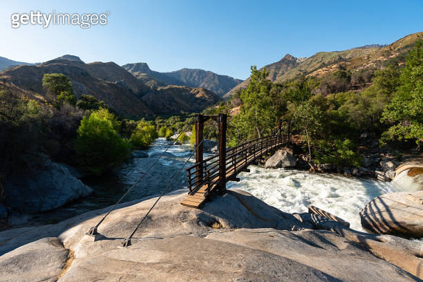 Hanging bridge at Potwisha Campground, in Sequoia National Park 이미지 ...