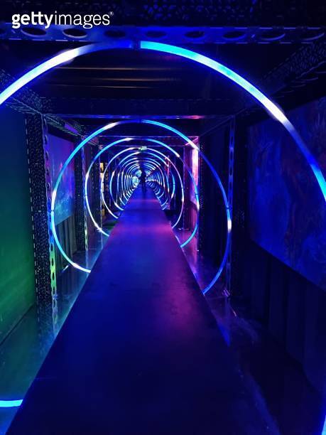 Blue violet neon laser rings abstract background with woman siluet 이미지 ...