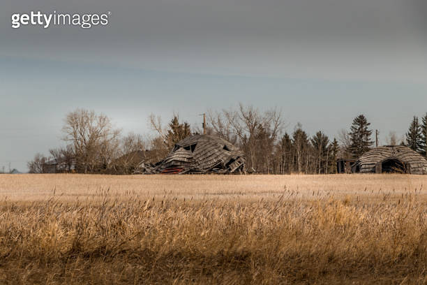 Run down farm buildings Indus Alberta Canada 이미지 (1774363842) - 게티이미지뱅크