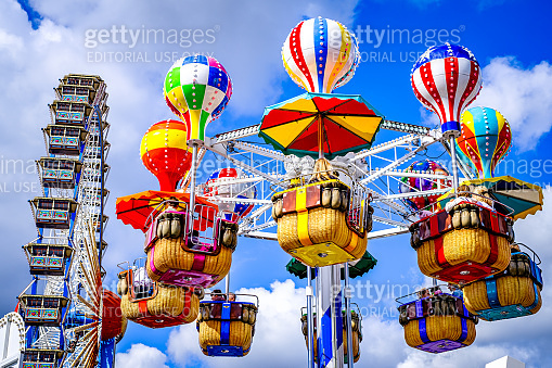 typical carousel and decoration at the oktoberfest in Munich 이미지 ...