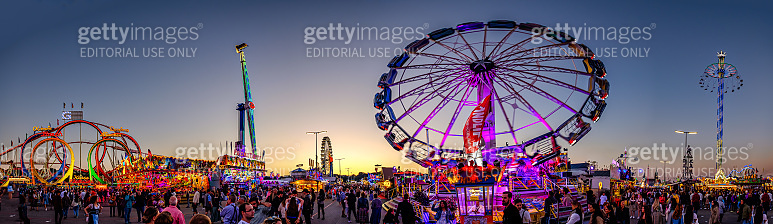 typical carousel and decoration at the oktoberfest in Munich 이미지 ...