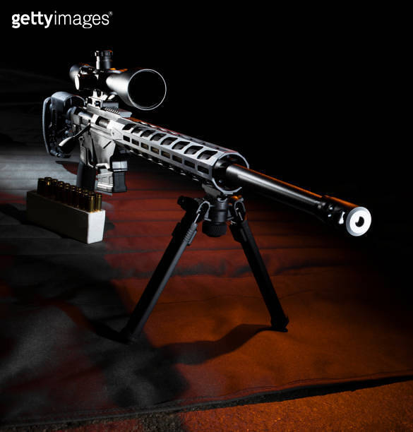 Orange light coming from the side of a sniper rifle (1813255801) - 게티이미지뱅크