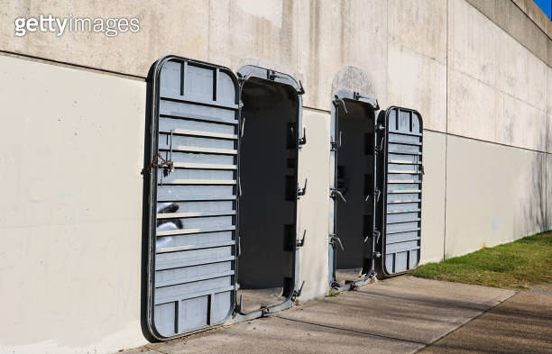 dam in city with heavy duty doors 이미지 (1847648518) - 게티이미지뱅크