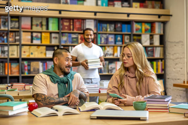 Group of people reading books in library 이미지 (1472071498) - 게티이미지뱅크