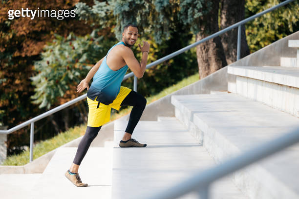 Dark-skinned sportsman running on the stairs during workout 이미지 ...