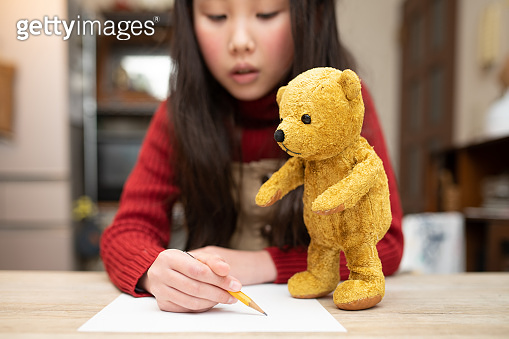 Teddy bear teaching a child to study 이미지 (1454797135) - 게티이미지뱅크