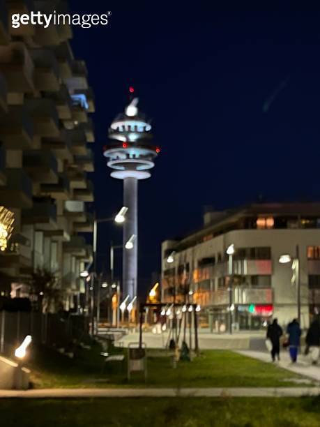 Communications tower lit up at night 이미지 (1458717174) - 게티이미지뱅크