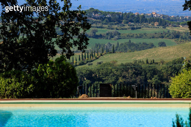 Outdoor garden pool and Tuscan landscape 이미지 (1739697368) - 게티이미지뱅크