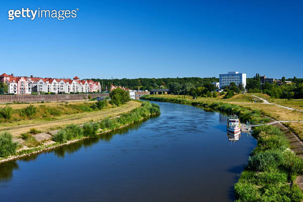 A small cruise ship on the Warta River in the city of Poznan 이미지 ...