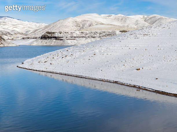 Winter reservoir at low water with snow 이미지 (1471460567) - 게티이미지뱅크