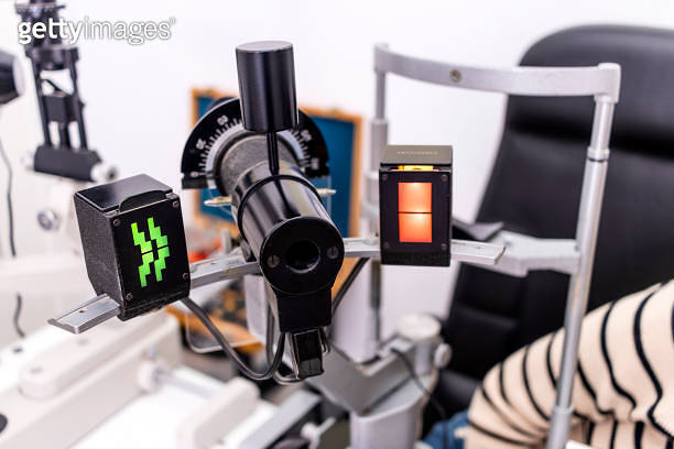Close-up of a visual measuring machine in an optician's shop. 이미지 ...