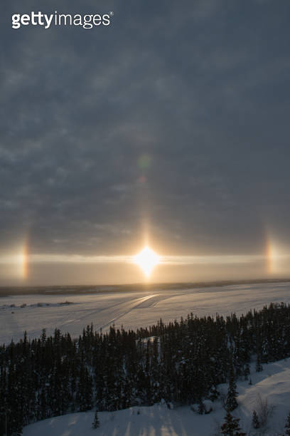 Sundog at sunrise over frozen lake in winter 이미지 (1478602298) - 게티이미지뱅크