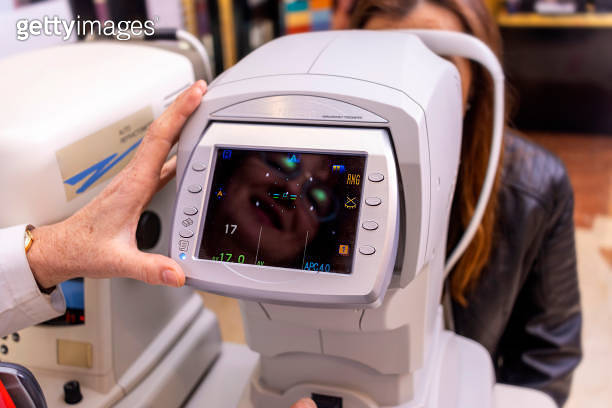 Pupillary measuring machine in an optician's shop 이미지 (1481205608) - 게티 ...