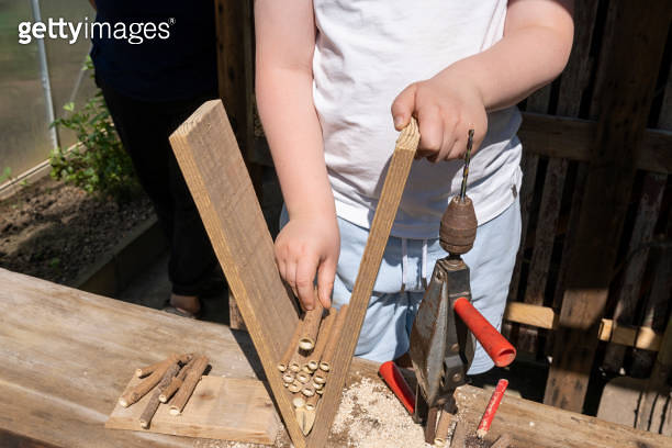 Making wooden insect house decorative bug hotel. 이미지 (1500227212) - 게티이미지뱅크