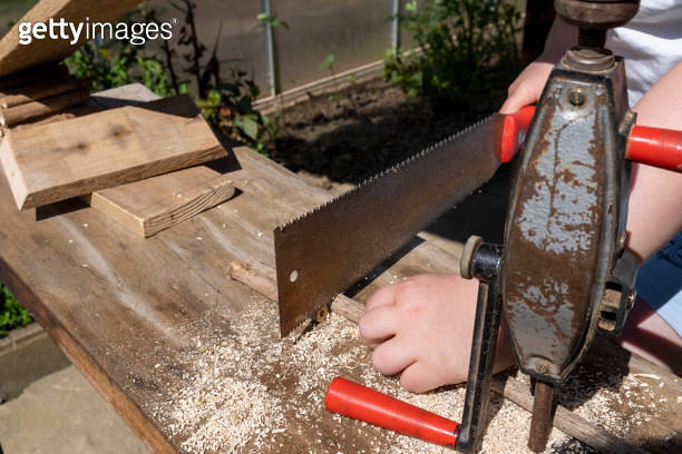 Making wooden insect house decorative bug hotel. 이미지 (1556270164) - 게티이미지뱅크