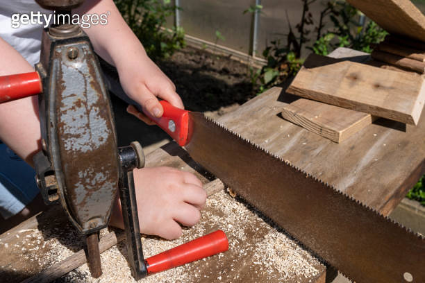 Making wooden insect house decorative bug hotel. 이미지 (1556273233) - 게티이미지뱅크