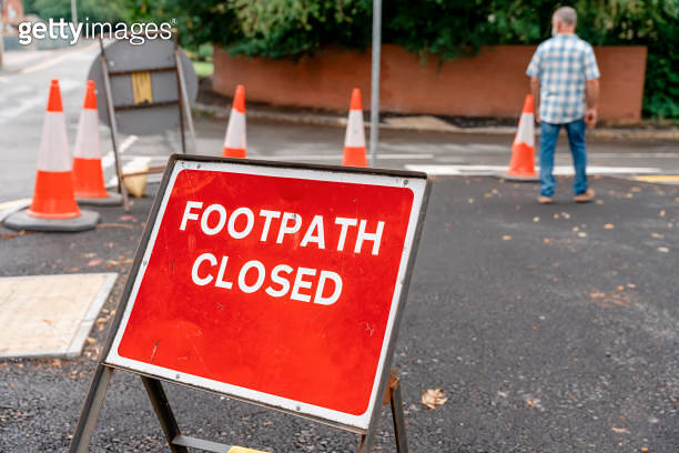footpath closed sign due to road repairs (1598306189) - 게티이미지뱅크