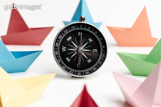 Multi Colored Paper Ships With Compass 이미지 (1749847567) - 게티이미지뱅크