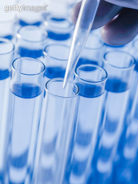 Droplet Falling from Pipette into Test Tube. 이미지 (1558036041) - 게티이미지뱅크